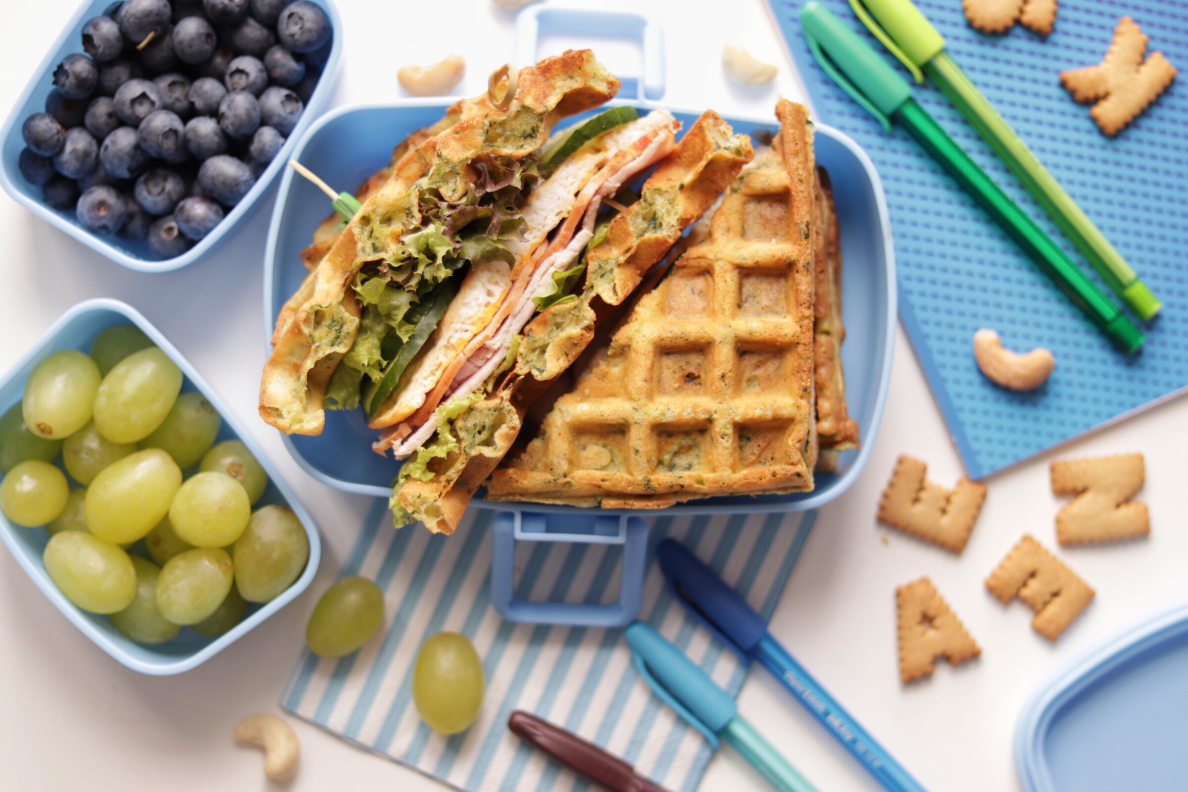 Szpinakowe gofry z omletem i szynką - Fiery Kitchen