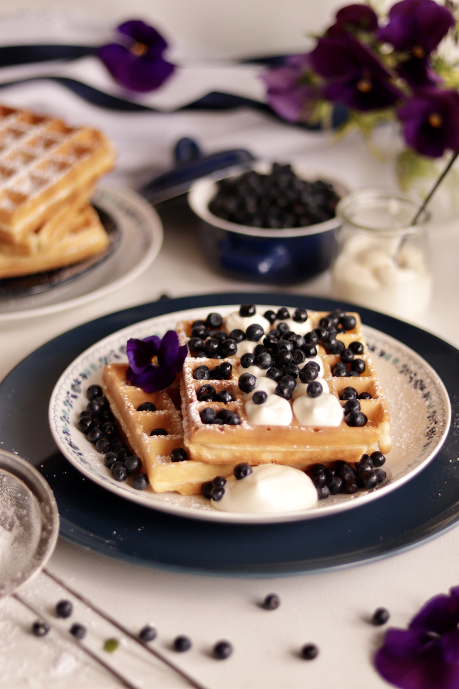 Gofry z jagodami i bitą śmietaną - Fiery Kitchen